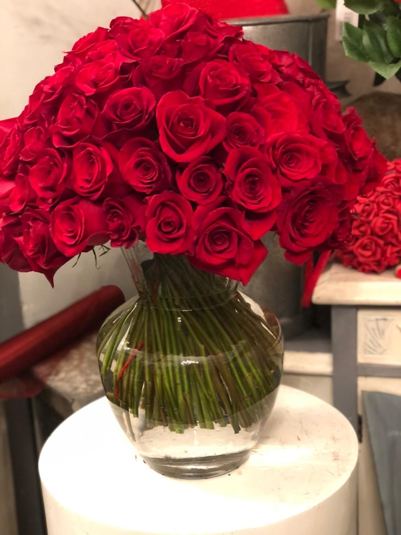 100 Red Roses in a Glass Vase - Bloxhams Florists